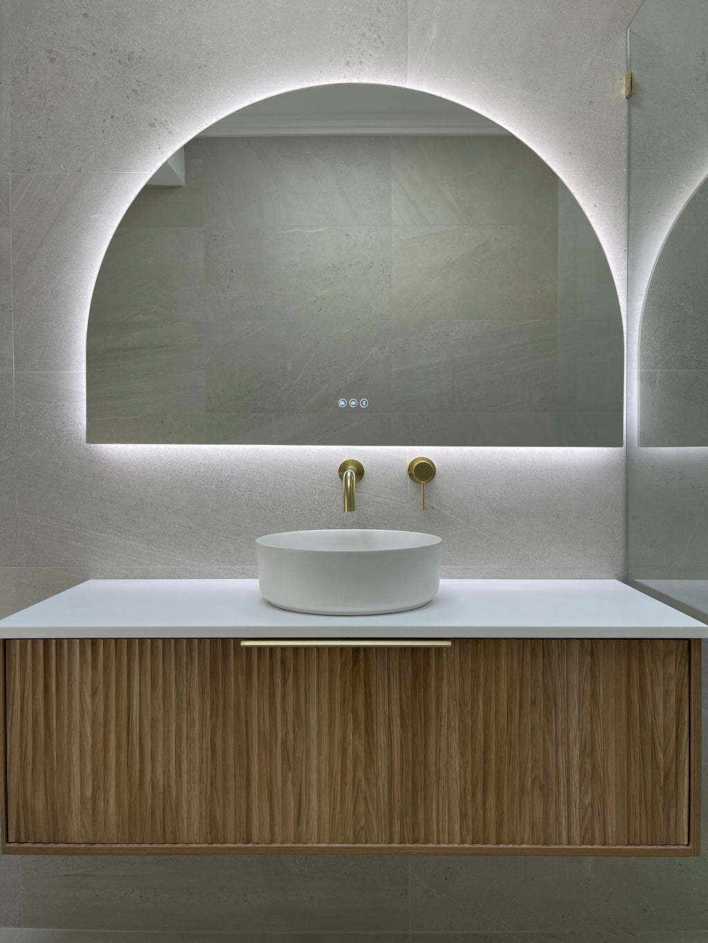 The Santander ~ (Lux edition) ~ Invogue Smart mirror – Invogue Mirrors