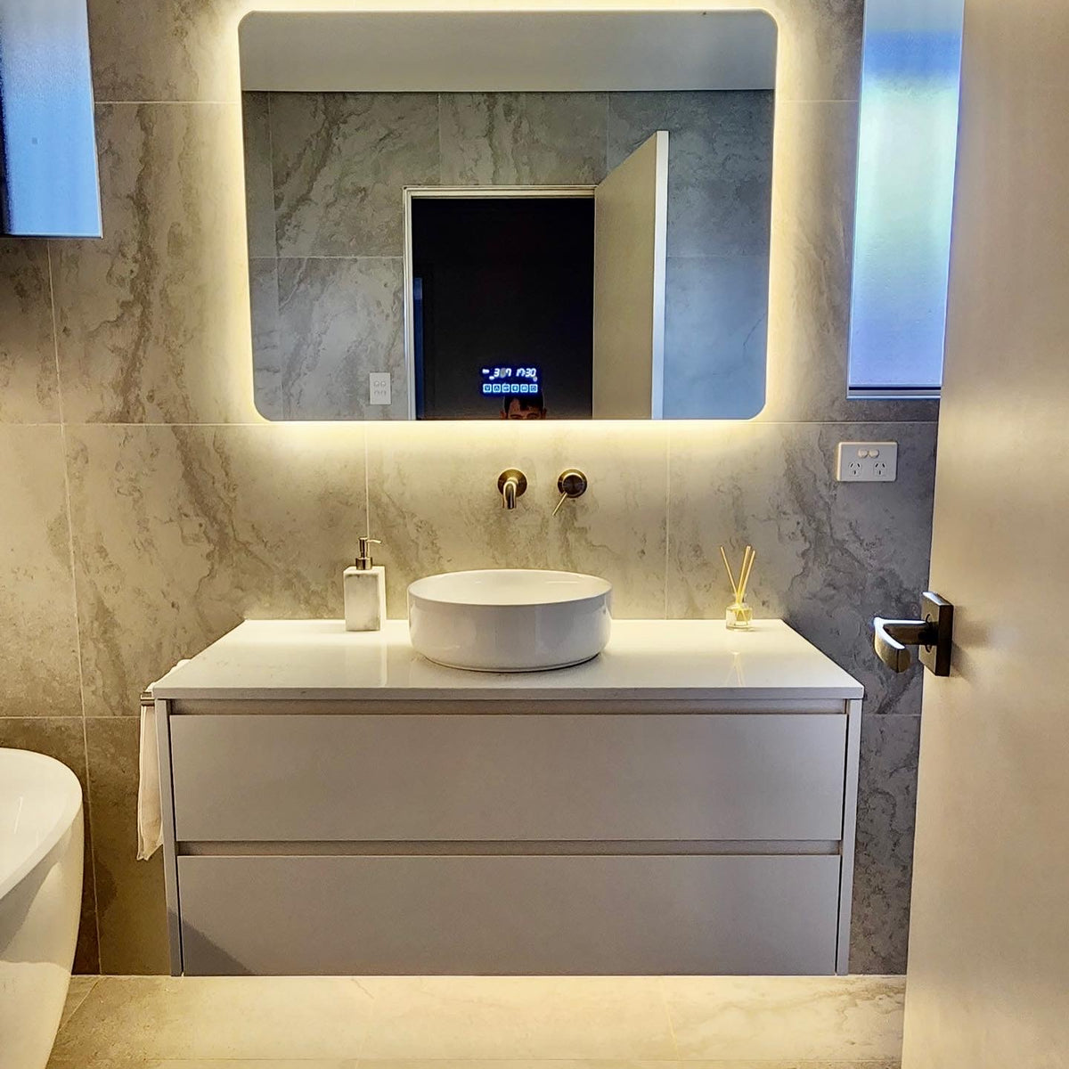 The Florence ~ (Elegant edition) Invogue Smart mirror – Invogue Mirrors